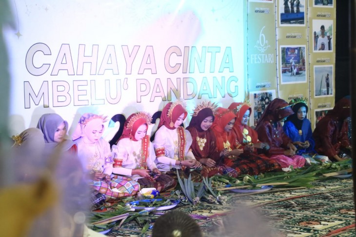 PPID Kabupaten Sumbawa Barat - Tradisi Mbelu' Pandan Tutup Perayaan ...